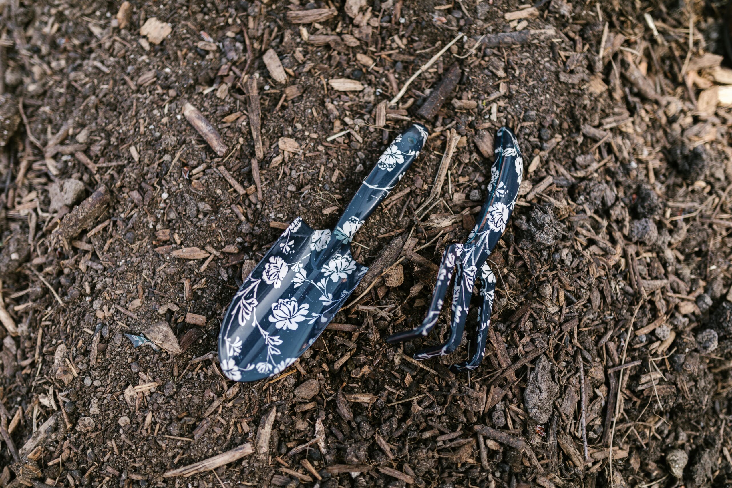 Mulch Landscaping Ideas: The Dos and Don’ts of Mulching - Greendell ...